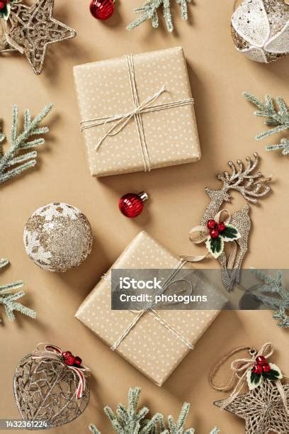베이지 색 배경에 장식과 전나무 가지가있는 크리스마스 선물 상자 플랫 레이 상단보기 메리 크리스마스와 새해 복 많이 받으세요 인사말 카드 0명에 대한 스톡 사진 및 기타