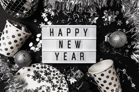 파티 컵 파티 송풍기 틴셀 색종이와 현대 빛 상자와 새해 복 많은 2022 테이블 12월에 대한 스톡 사진 및 기타 이미지 12월 12월 31일 겨울 Istock