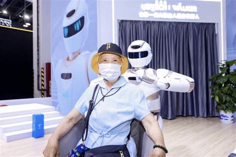 人类历史首个！优必选大型仿人服务机器人交出商用落地成绩单 爱云资讯