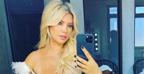 Wanda Nara Esplosiva Su Instagram Il Reggiseno Non C Foto