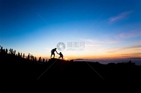 团队合作夫妇帮助手信任帮助山高清图片下载 正版图片 摄图网
