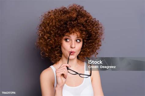 클로즈업 사진 의 예쁜 여우 아가씨 모습 궁금 빈 공간 생각 까다로운 액션 착용 사양 화이트 탱크 탑 고립 된 회색 배경 곱슬 머리에 대한 스톡 사진 및 기타 이미지