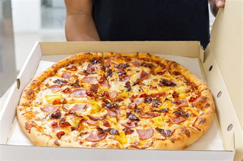 남자는 피자 상자를 손에 들고 다른 사람들에게 제공합니다 더미에 대한 스톡 사진 및 기타 이미지 더미 피자 상자 남자 Istock