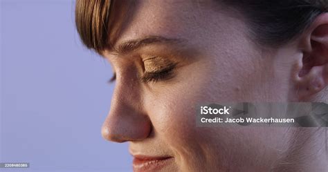 스튜디오 생각과 미소를 가진 여자 긍정적 인 태도와 궁금증을 가진 사람의 기억과 클로즈업 보라색 배경 공상과 소설에 대한 영감을 가진 작가 사려 깊고 기억 20 24세에