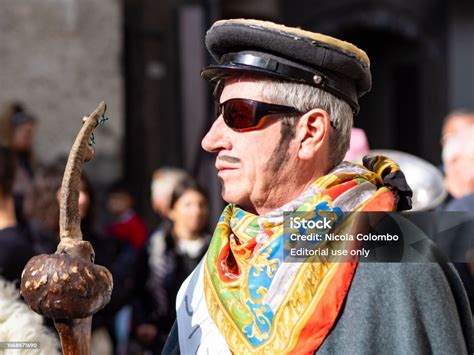 Schigano 퍼레이드의 카니발은 전형적인 나무 마스크와 방문객을 즐겁게하는 공연자가있는 북부 이탈리아의 가장 유명한 전통 카니발 중 하나입니다 Popular Saints