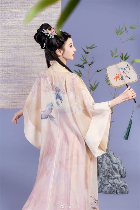 「 明月别枝惊鹊，清风半夜鸣蝉。 」 见到云鹊梦的第一眼就让我想起那些江南春景里的莺莺燕燕，鹅黄 粉紫的搭配太娇嫩了，犹如初恋般美好难忘，加上鹊鸟衔妆与之相呼应，妙哉～