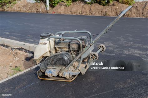 갓 배치된 아스팔트 표면에 진동 기계를 돌진합니다 진동 플레이트 콤팩터 도로 건설에 대한 스톡 사진 및 기타 이미지 도로 건설 작은 건설 기계류 Istock