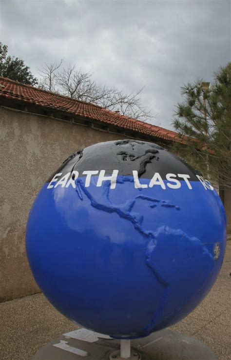 20 Stories Of Flat Earthers Realizing Their Arguments Are Weak As Shared In This Online