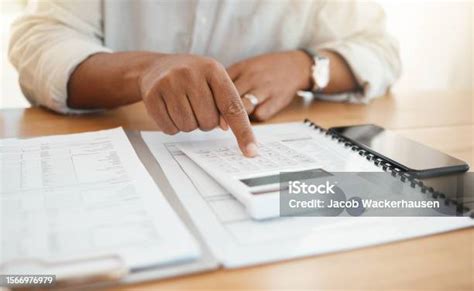 예산 지불 및 저축 계산을 위해 흑인 여성의 손으로 계산기 재정 및 계획 세금 감사 및 은행 비용 청구서 및 송장 서류에 대한 집에서 여성과 문서 40 44세에 대한 스톡