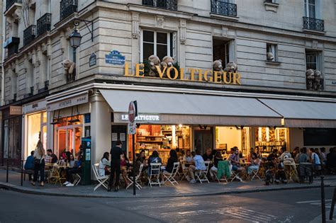 파리의 유명한 마레 지역의 저녁에 카페에서 걷고 식사하는 사람들 바에 대한 스톡 사진 및 기타 이미지 바 파리 일 드