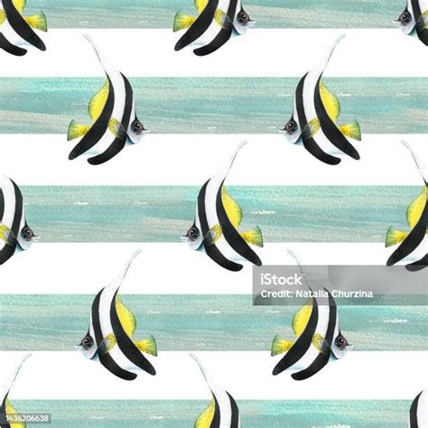 밝고 줄무늬가 있으며 흑백으로 수평 파란색 줄무늬를 배경으로 노란색 삼각형 열대 물고기가 있습니다 수채화 그림 열대 물고기 세트에서 원활한 패턴 검은색에 대한 스톡 벡터