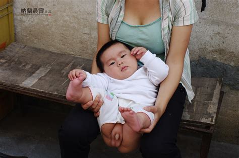 不专心撒尿的孩子 纳兰晨霁 Flickr