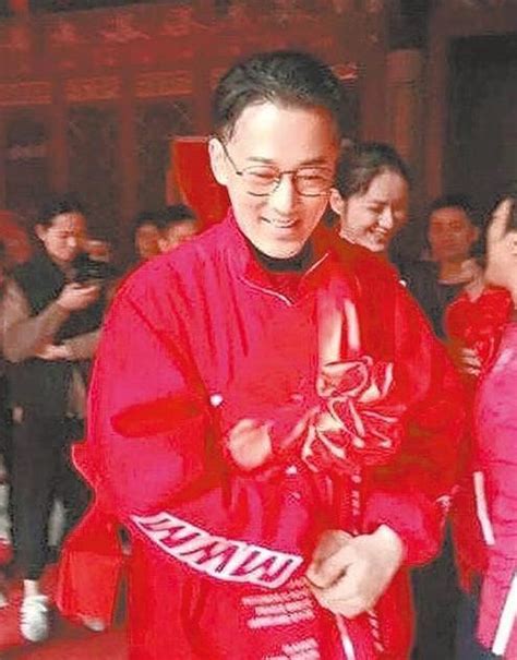 林峰女友坐商務艙曬素顏自拍，手上的一個細節被質疑炫富 每日頭條