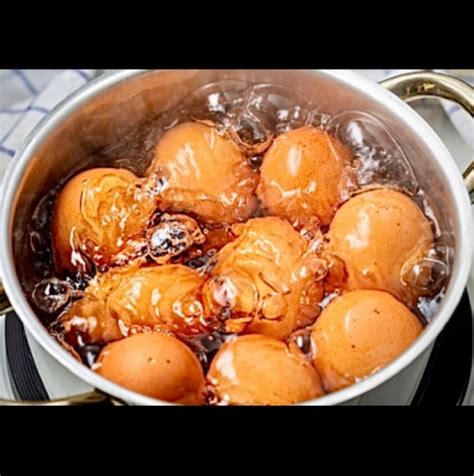 Всички слагате оцет и сол но ето какво добавям аз във водата на яйцата и няма нито едно пукнато