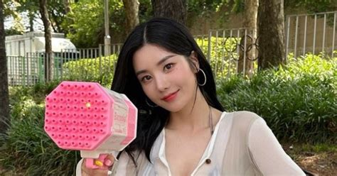 권은비 몸매는 핫한데 ‘장꾸 매력 비키니 시스루로 워터밤 뜨겁게 달궈