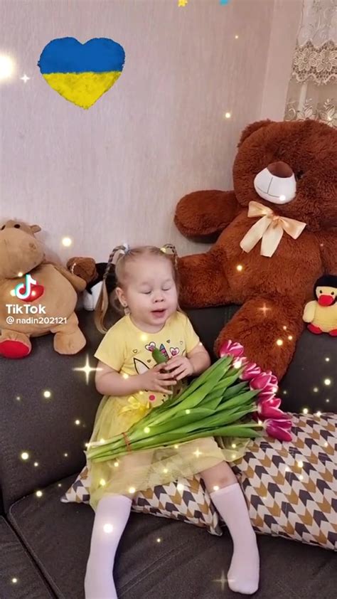 Дівчатка всім вітання з 8 березня від нашого сонечка ☀️ Надійки 🌹🌹🌹