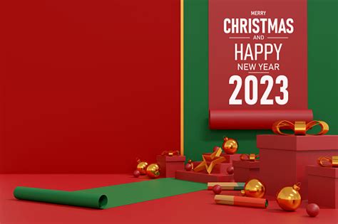 레드 메리 크리스마스와 새해 복 많이 받으세요 2023 빨간색 선물 상자 황금 공 및 빨간색과 녹색 방 배경의 크리스마스 장식 겨울 휴가 배너 인사말 카드 포스터 및 제품
