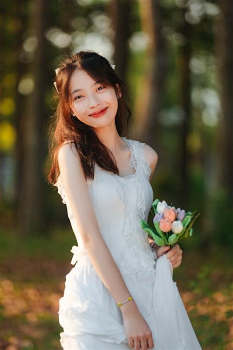 갈색 머리 고요한 꽃다발 나무 나뭇잎 낭만적인 녹지 라이프스타일 맑은 날 매력적인 미소 짓는 보케 봄 서 있는 선명한 섬세한 수직 쐈어 순수