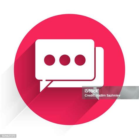 긴 그림자로 격리 된 흰색 음성 거품 채팅 아이콘입니다 메시지 아이콘입니다 통신 또는 댓글 채팅 기호입니다 빨간색 원 버튼입니다 벡터 일러스트레이션 긴에 대한 스톡 벡터