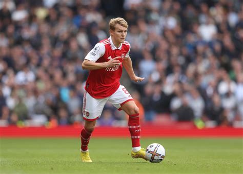 Lee Dixon Compares Martin Odegaard To Dennis Bergkamp