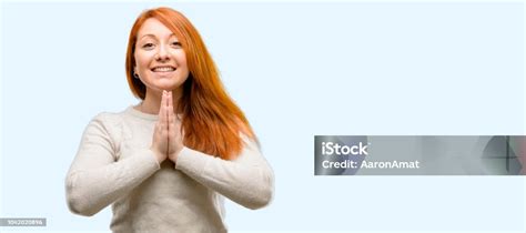 손 제스처 희망을 표현 하 고 개념을 제발 기도 함께 아름 다운 젊은 빨간 머리 여자 기도하기에 대한 스톡 사진 및 기타 이미지 기도하기 눈 신체 부분 닫은 Istock
