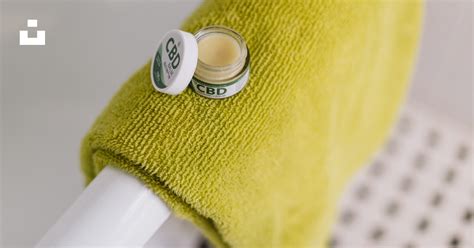 노란 직물에 백색 둥근 플라스틱 콘테이너 사진 Unsplash의 무료 로션 이미지