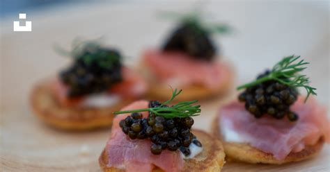 흰색 세라믹 접시에 녹색 잎이 있는 갈색 빵 사진 Unsplash의 무료 뉴욕 이미지