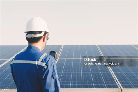 열 화상 카메라를 사용 하 여 태양광 패널의 온도 열을 확인 하는 엔지니어 감지기에 대한 스톡 사진 및 기타 이미지 감지기