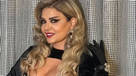 بفستان أسود مكشوف مادلين مطر تتألق في أحدث إطلالة