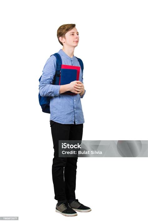 가슴에 두 권의 책을 들고 배낭을 들고 있는 학생 소년의 전체 길이 초상화 십대 남자 다시 학교에 고립 된 흰색 배경 가방에 대한 스톡 사진 및 기타 이미지 Istock
