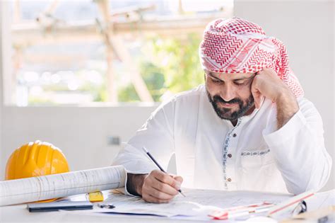 아랍 건설 엔지니어 건축업자 건축가 건물 디자이너 작업 스케치 디자인 집 평면도 25 29세에 대한 스톡 사진 및 기타 이미지