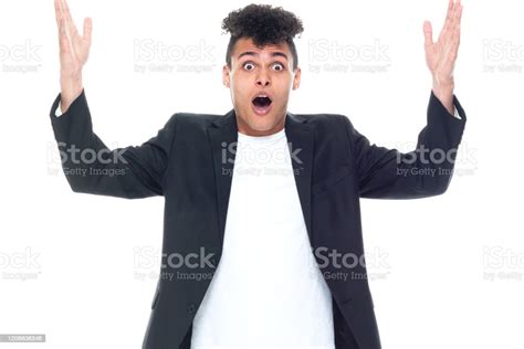 비즈니스 캐주얼을 입고 흰색 배경 앞에 아프리카 민족 남성 사업가 20 24세에 대한 스톡 사진 및 기타 이미지 20 24세 20 29세 곱슬 머리 Istock