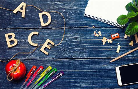 학교 게시판에 학생의 책상 어두운 나무 배경 보드 했다 교육 및 학교의 개념입니다 창조적인 혼돈입니다 사무실은 테이블에 있다 상위 뷰 텍스트에 대 한 공간입니다 직장입니다