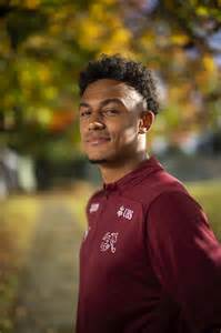 Football Ndoye Buteur Génial Contre Naples A Dû Saccrocher Jeune