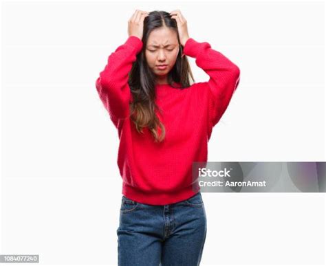 젊은 아시아 여자 때문에 두통 절망과 스트레스에서 고통 하는 고립 된 배경 위에 겨울 스웨터를 입고 통증과 편두통 머리에 손입니다 가을에 대한 스톡 사진 및 기타 이미지