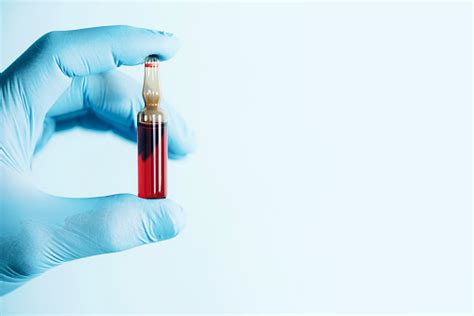 의학 주사 예방 접종 개념 파란 배경에 비타민 B와 앰플을 들고 의료 장갑에 손 공간을 복사합니다 검역 중 건강 보호 장비 코로나바이러스 전염병 주사기에 대한 스톡 사진 및