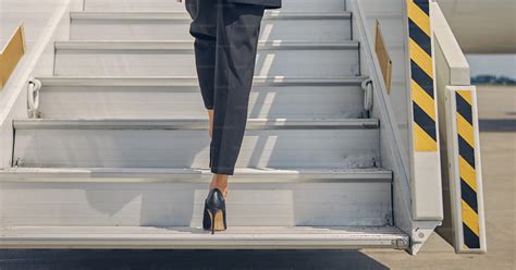 바지 정장을 입은 날씬한 금발 여성이 항공기 계단을 오르는 뒷모습 사진 Unsplash의 양복을 입은 여자 이미지