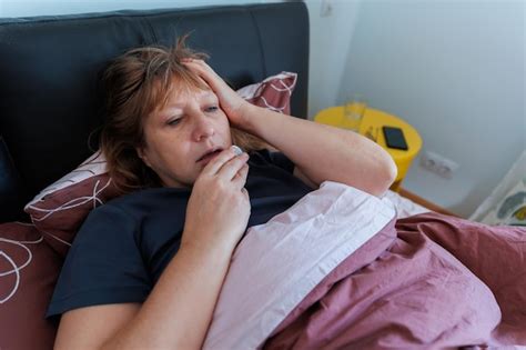 Uma Velha Doente Deitada Na Cama Em Casa Sente Se Mal Sofre De Gripe