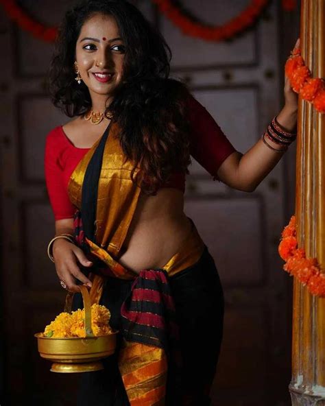 Vaishnavi Subramanian Spicy Chubby Navel Exposed In Saree Glamsundari In