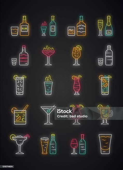 음료 네온 라이트 아이콘 세트 알코올 메뉴 카드 칵테일 음료 위스키 럼 와인 마티니 마가리타 압생트 상쾌하고 따뜻한 술 빛나는 징후 벡터 절연 일러스트레이션 네온에 대한