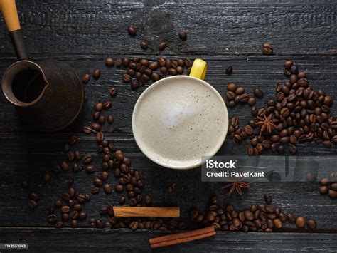 커피 원두가 있는 탑 뷰 커피 머그잔 카피 스페이스와 어두운 배경 0명에 대한 스톡 사진 및 기타 이미지 0명 계피 곡초류 Istock