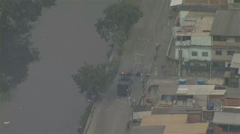 Pm Faz Operação Na Cidade De Deus Criminosos Ateiam Fogo Em Barricada