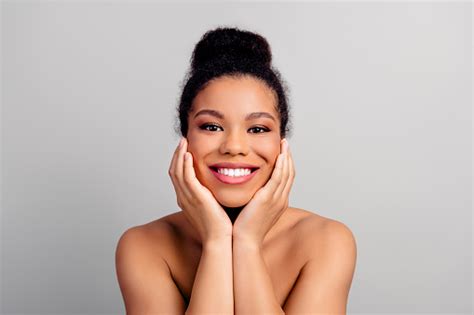 빛나는 피부를 가진 젊은 아름 다운 여성이 밝은 배경에 자신있게 포즈를 취하여 자연의 아름다움을 보여줍니다 20 24세에 대한 스톡 사진 및 기타 이미지 Istock