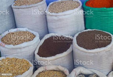 Buka Karung Benih Dan Lentil Di Pasar Udara Terbuka Di Yerusalem Foto