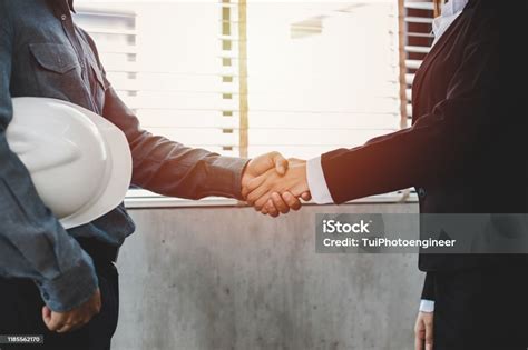 아시아 비즈니스 사람들이 악수하고 계약서에 서명하고 회의를 마무리하는 그들의 계약을 미소 개념에 대한 스톡 사진 및 기타 이미지 개념 계획 기업 비즈니스 Istock