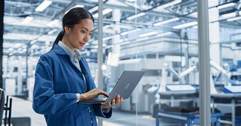 공장에서 랩톱 컴퓨터에서 작업하는 아름 다운 전자 제조 기술자의 초상화 기계 생산을 위한 프로그램 개발 유지 관리 설정 아시아 여성 전문가 Stem 주제에 대한 스톡 사진