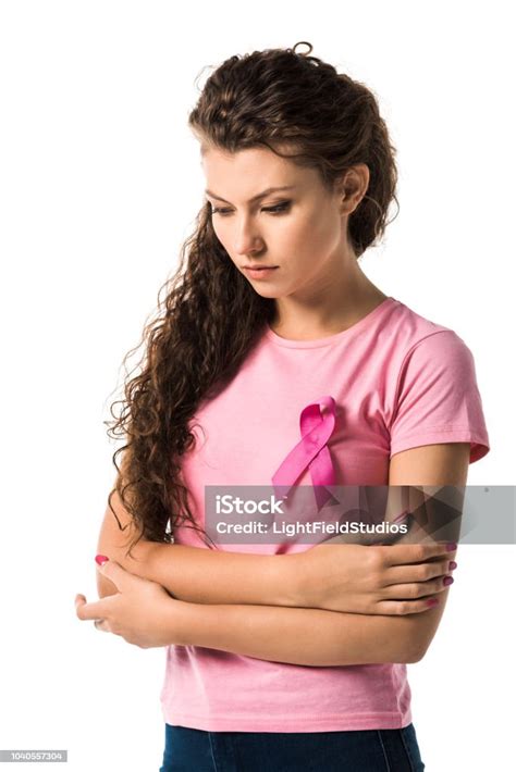 핑크 리본 교차 팔으로 서 고에 격리 된 흰색 유 방 암 개념 아래를 내려다 보면서 젊은 여자 10월에 대한 스톡 사진 및 기타 이미지 Istock