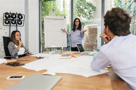 회의 동안에 사무실에서 그의 동료와 직장에서 젊은 임산부 임신에 대한 스톡 사진 및 기타 이미지 임신 직원 경영자 Istock