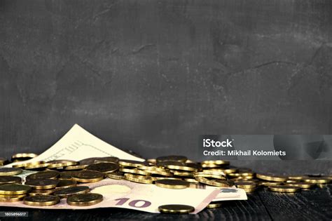 금화 더미 나무 탁자 위에 금화 검은 배경에 돈 공간을 복사합니다 보물 찾기칠판에 분필을 문질렀습니다 칠판 배경입니다 검은 돌 배경 가방에 대한 스톡 사진 및 기타 이미지