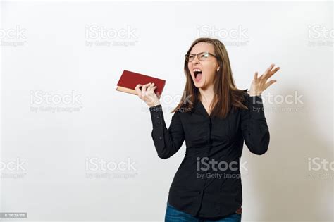 아름 다운 유럽 젊은 금발 여자 캐주얼 어두운 검은 셔츠 흰색 배경에 책으로 서 입은 건강 한 깨끗 한 피부와 시력에 안경에 독서 하 고 공부 하는 개념입니다 갈색에 대한